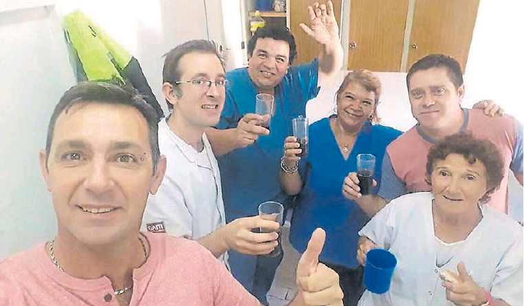 Era enfermero, loco por River y el virus dejó a sus 4 hijos sin papá ...